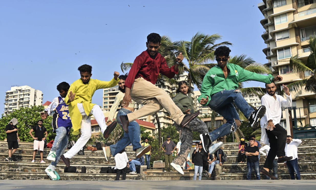 Bata India turns the iconic Bandra Band Stand into a fashion runway ...