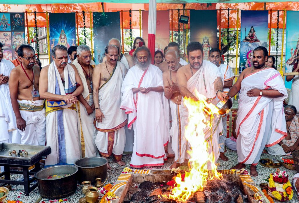 Gurudev Sri Sri Ravi Shankar performed the Poornahuthi of Vishwa Shanti ...